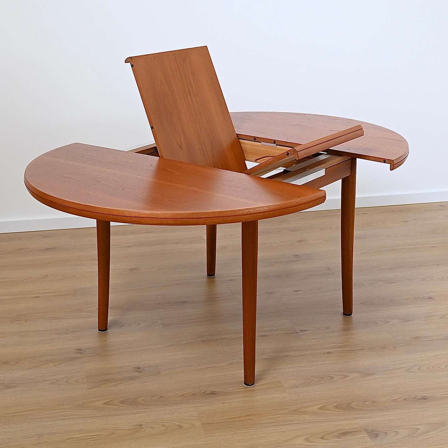 Mid Century Teak Round Extendable Dining Table by Chiswell – retro bay